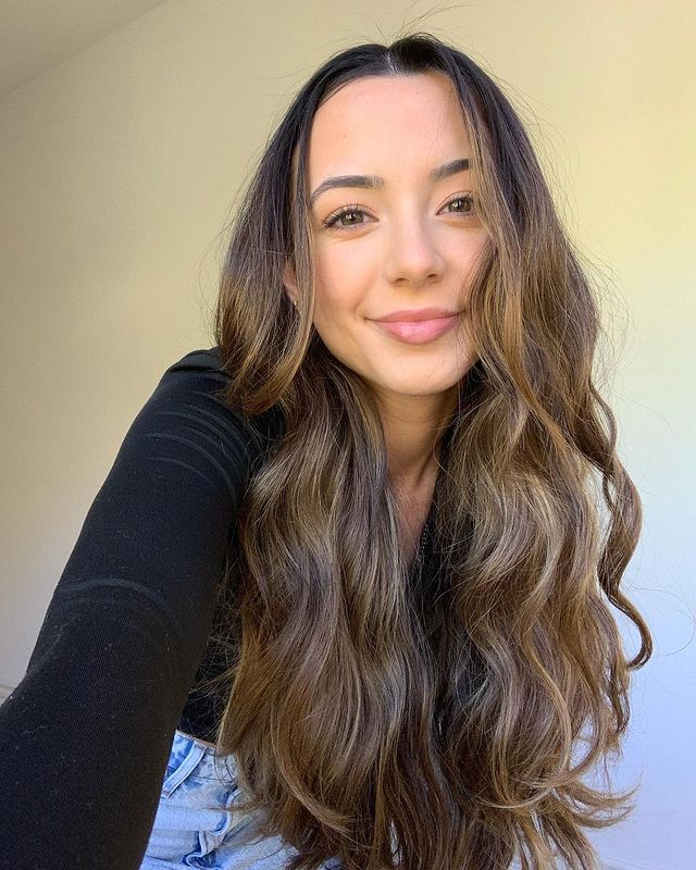 Veronica Merrell family in detail: mother, father, twin sister ...