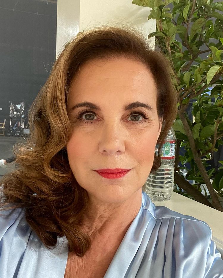 Elizabeth Perkins family in detail: husband, kids, parents, siblings ...